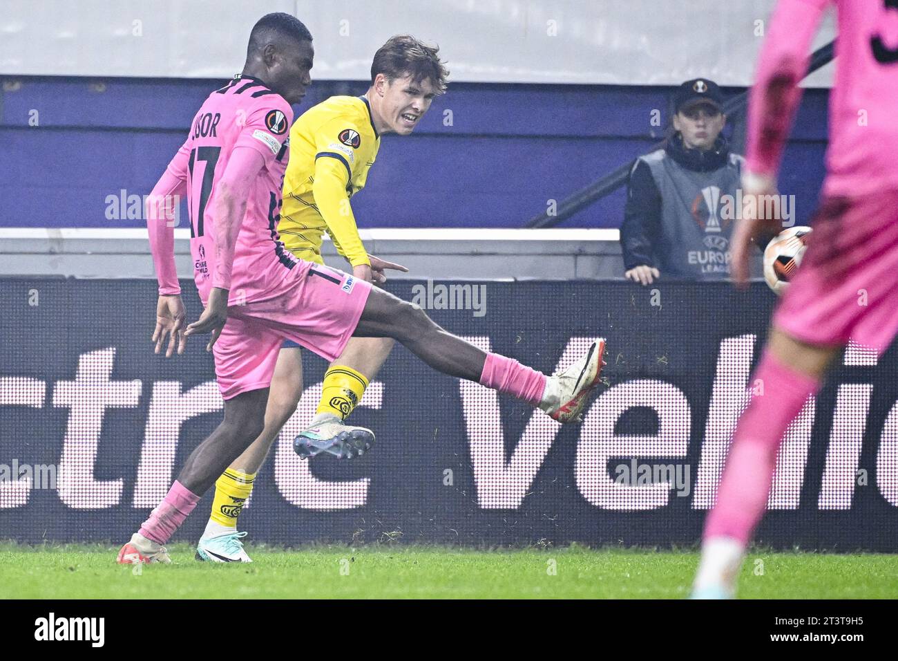 Brussels, Belgium. 26th Oct, 2023. LASK's Moses Usor and Union's Casper ...