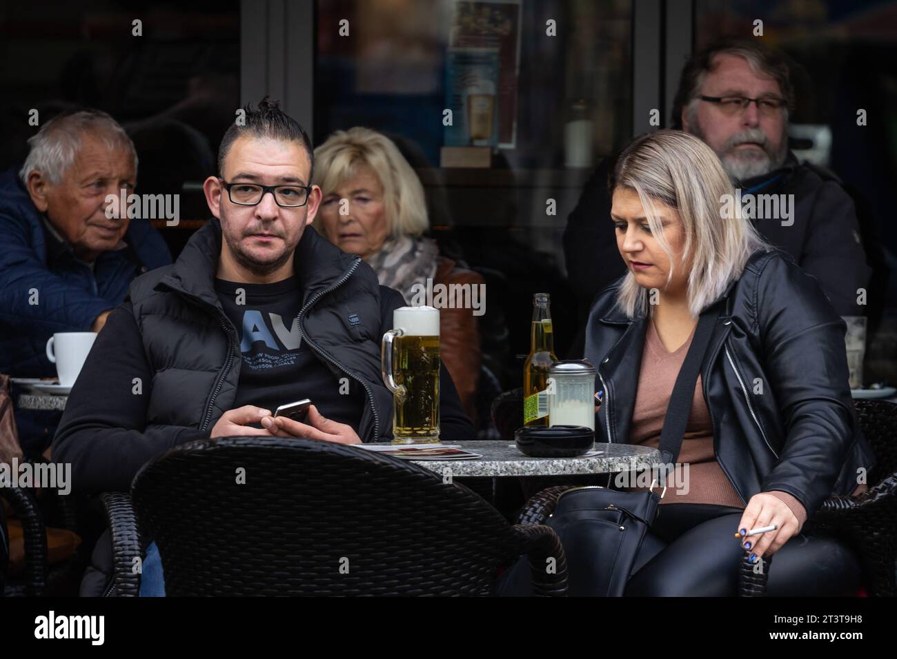 Picture of two persons, one man and one woman, drinking beer and ...