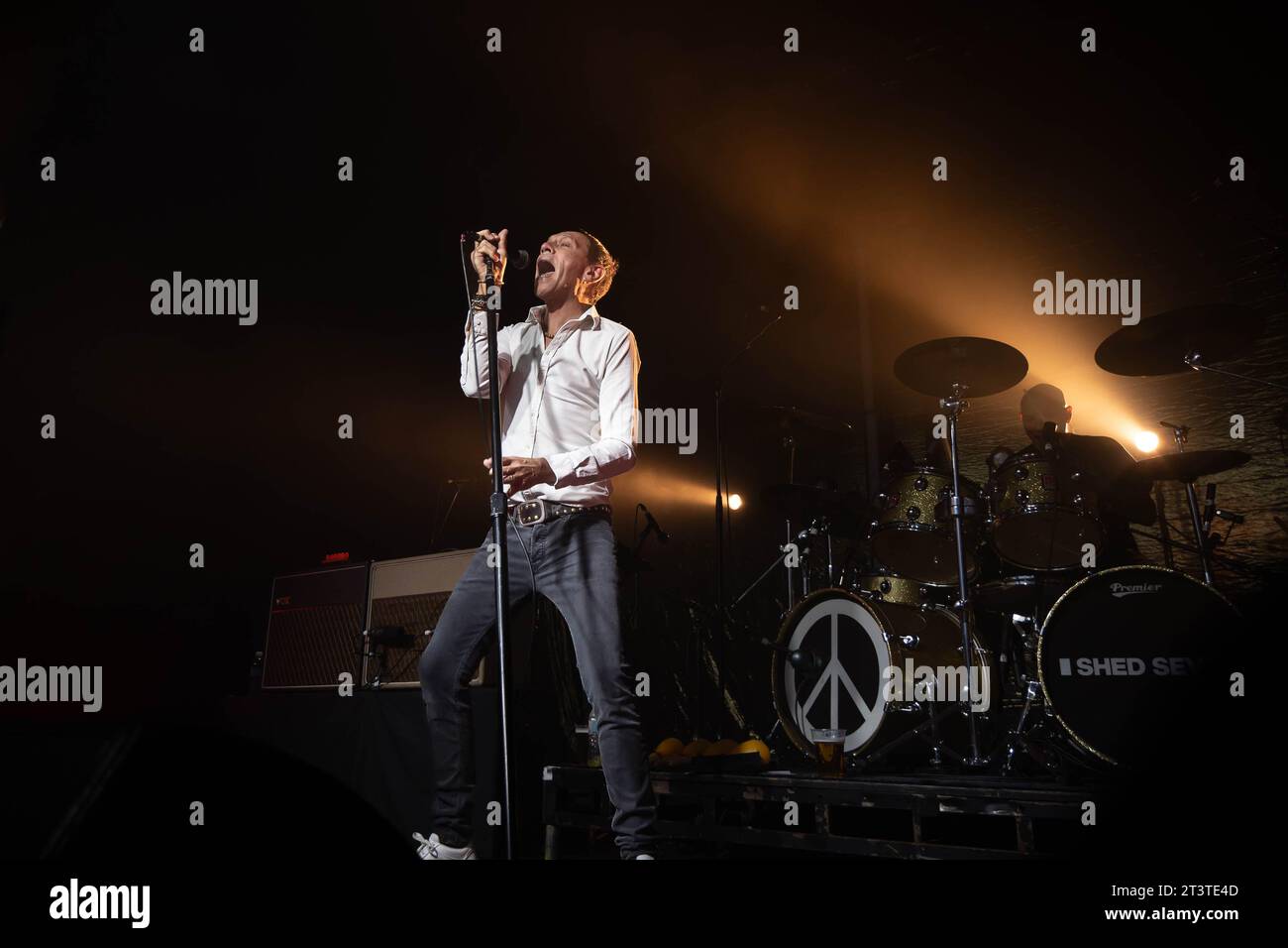 Photographs of Rick Witter of Shed Seven performing at Barrowland ...