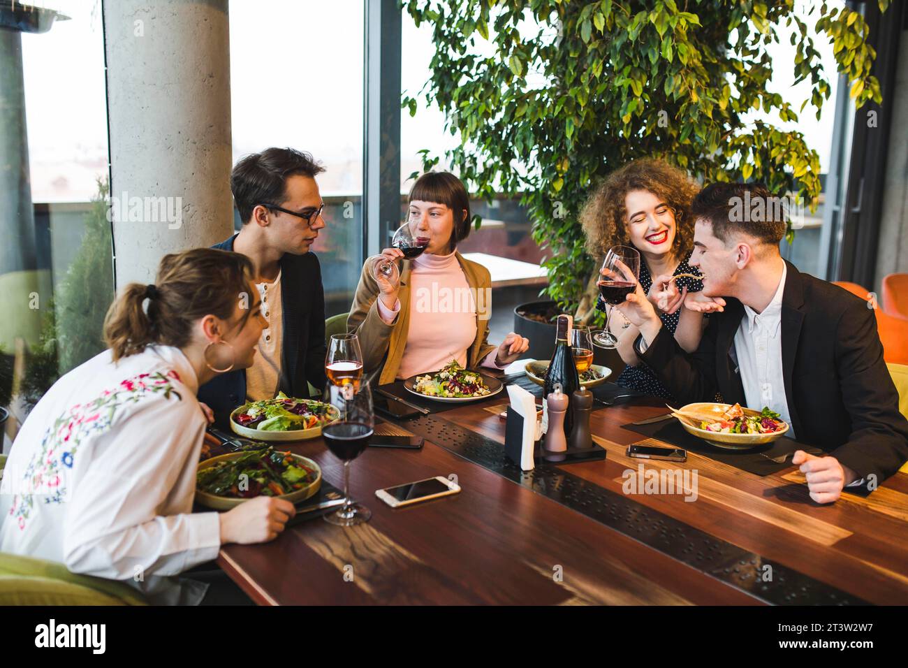 Eat out with friends hi-res stock photography and images - Alamy