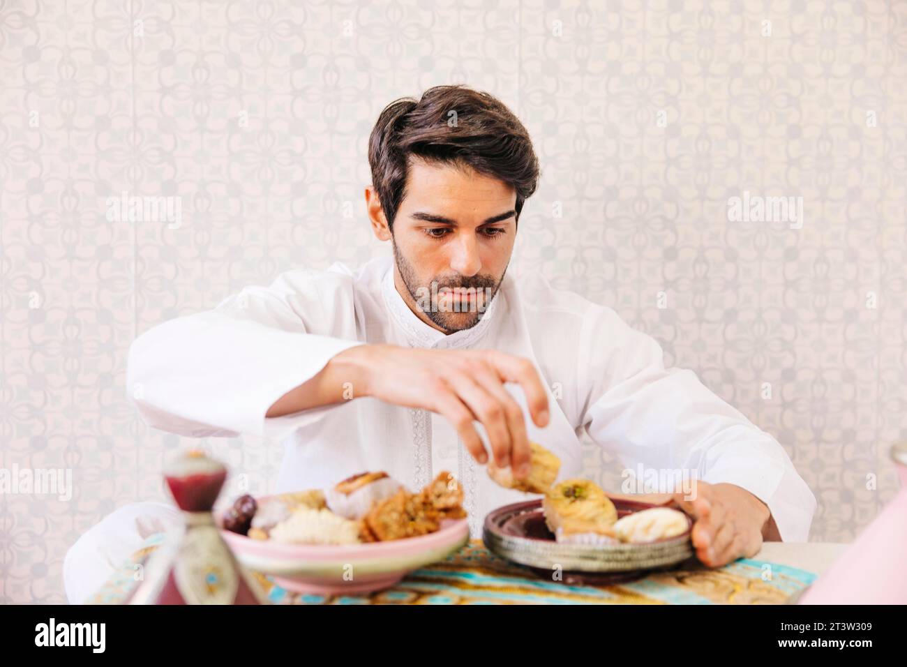 Muslim man eating arab food Stock Photo - Alamy