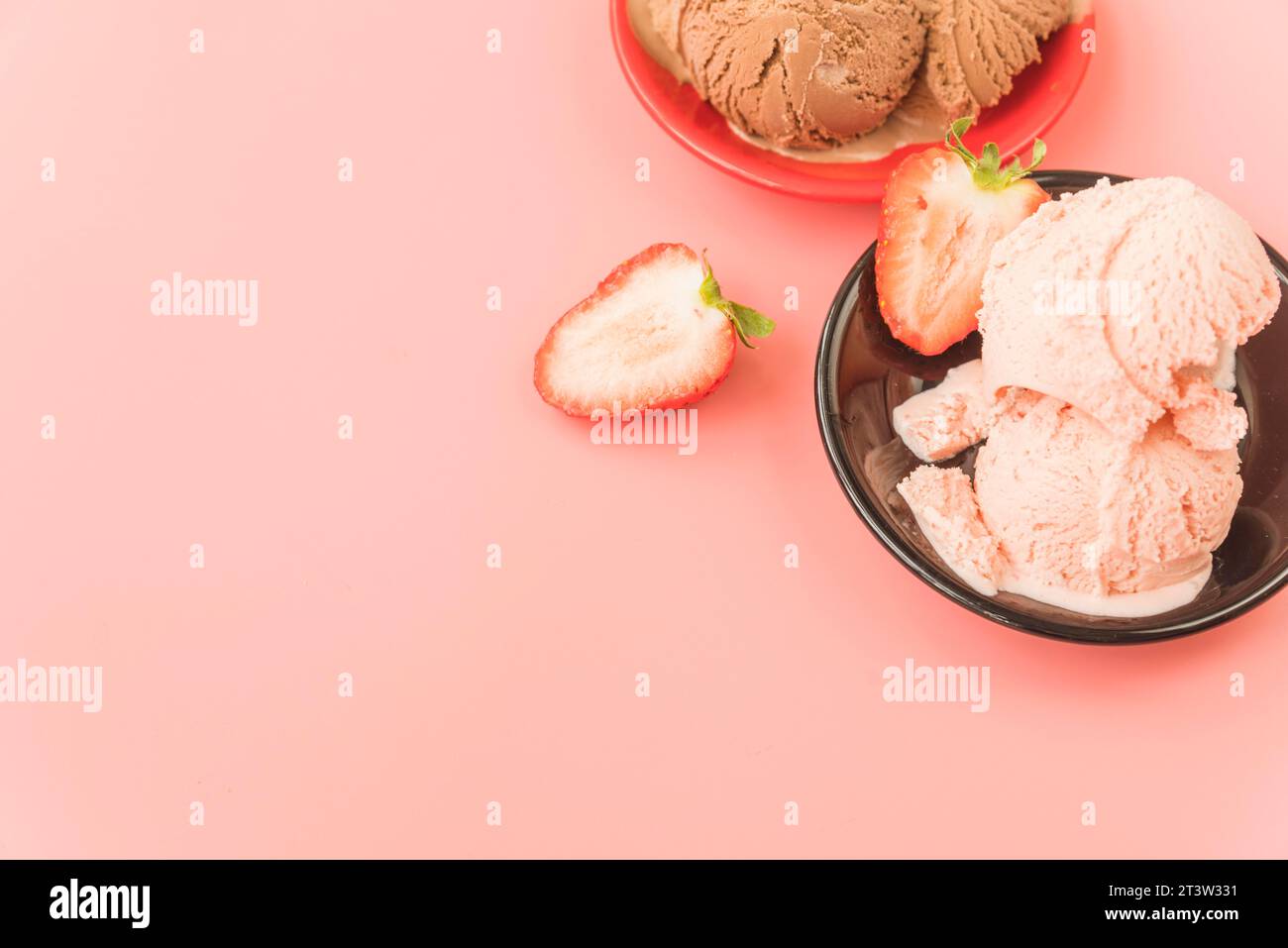 Portion yummy strawberry ice cream Stock Photo - Alamy