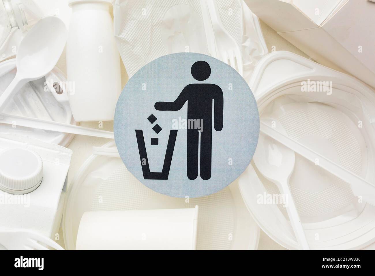 Plastic plates cups recycling symbol Stock Photo - Alamy