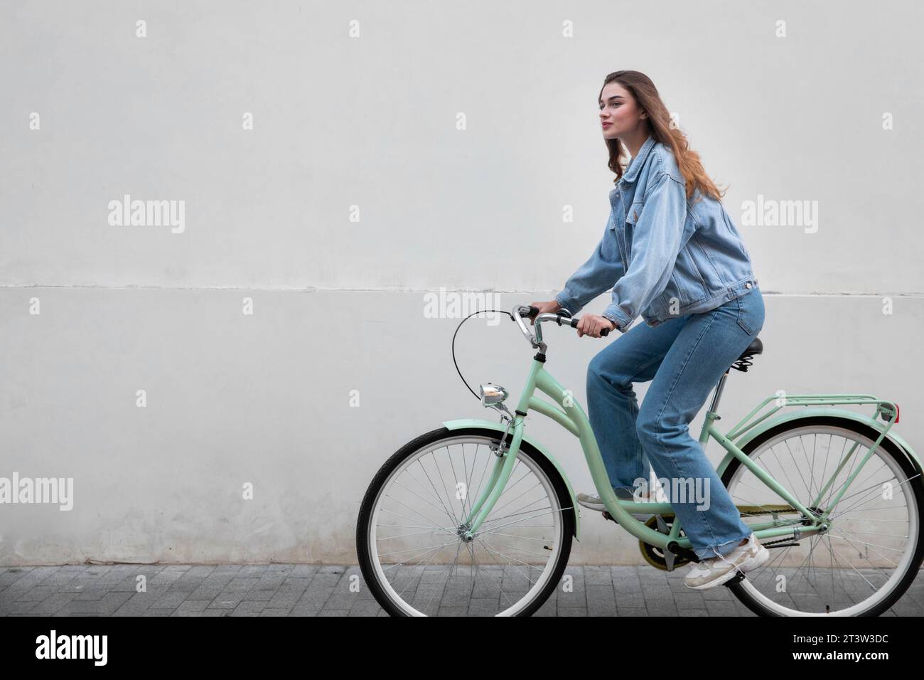 Side view woman riding her bike Stock Photo - Alamy