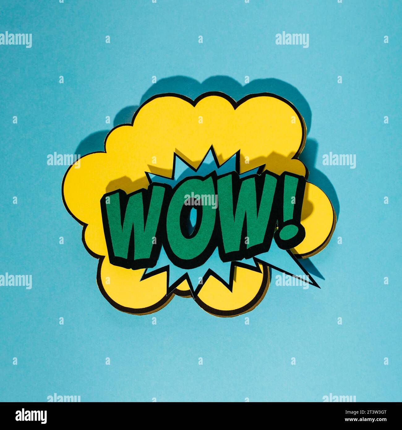 Speech bubble with wow expression text blue background Stock Photo - Alamy