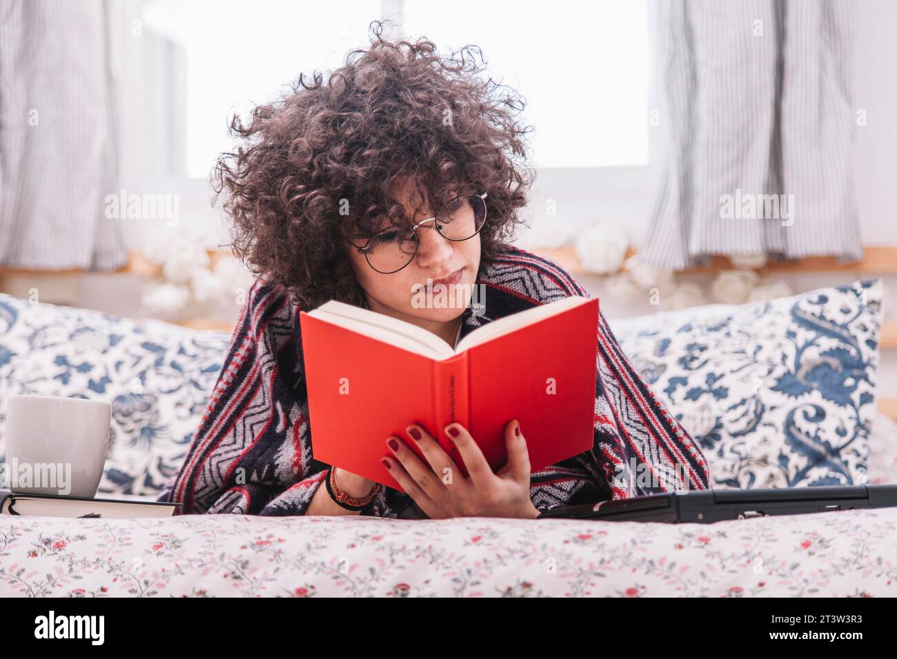 Teenager book bed hi-res stock photography and images - Alamy