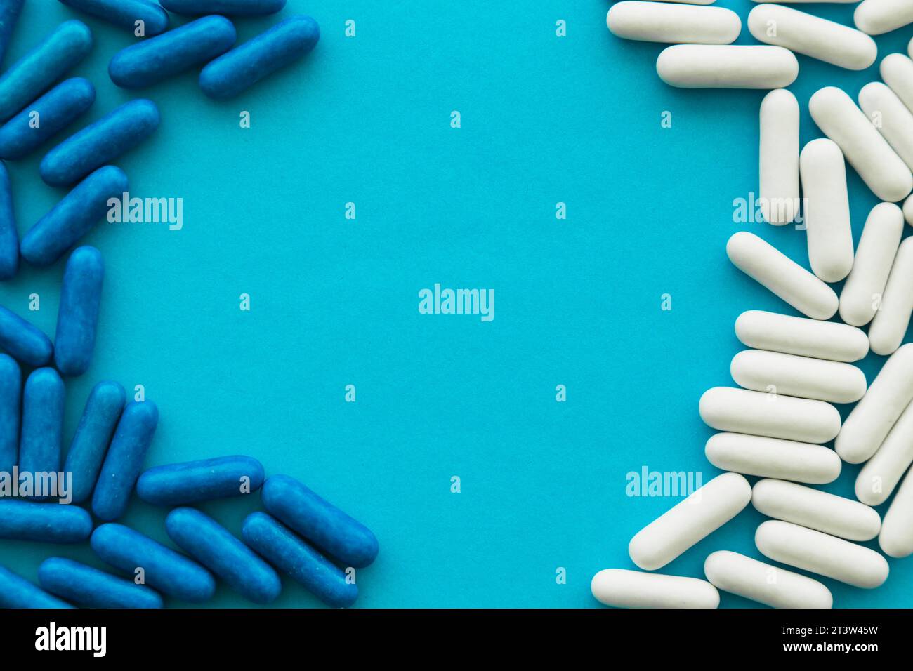 White and blue capsules hi-res stock photography and images - Alamy