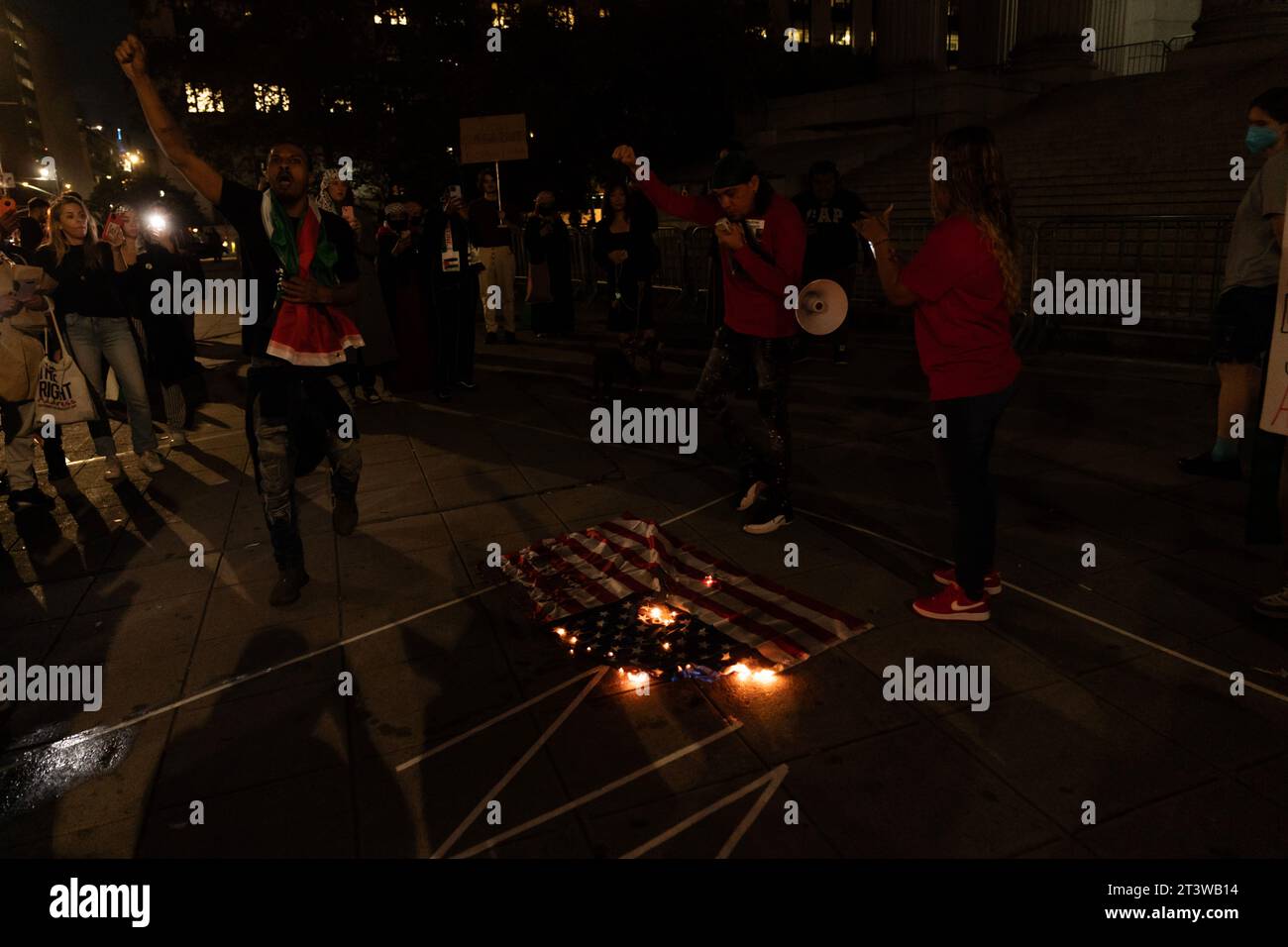 Burning American Flag as hundreds protesters including some jewish ...