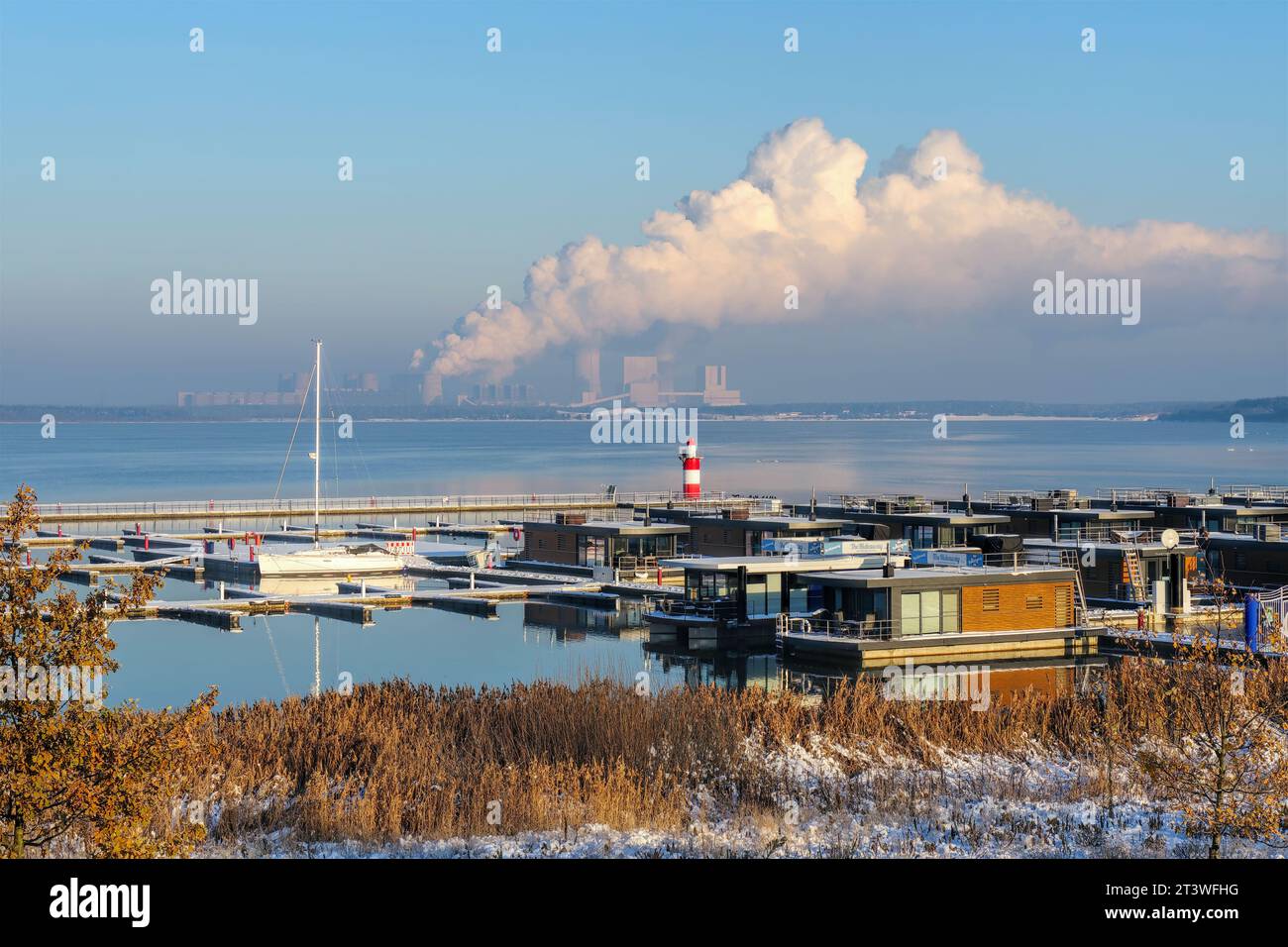 Baerwalder lake with marina and power plant Boxberg in winter in ...