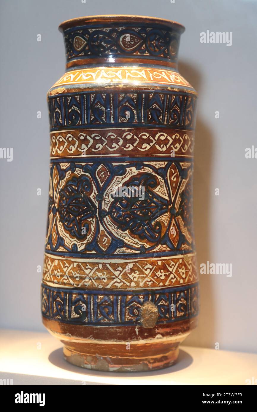 Spanish Albarello, maiolica earthenware jar, at the British Museum ...