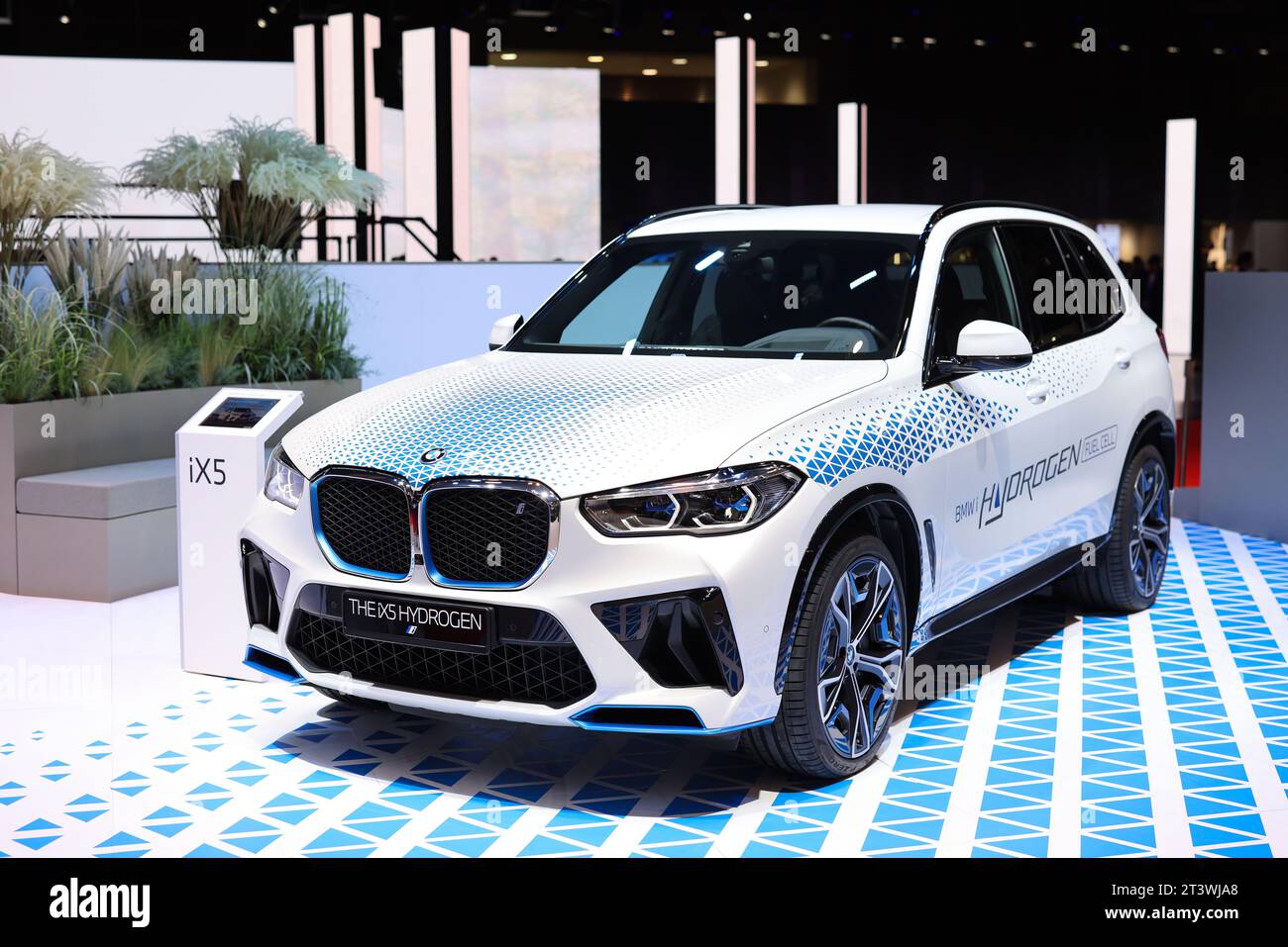 BMW iX5 Hydrogen on display at Japan Mobility Show 2023. Credit ...