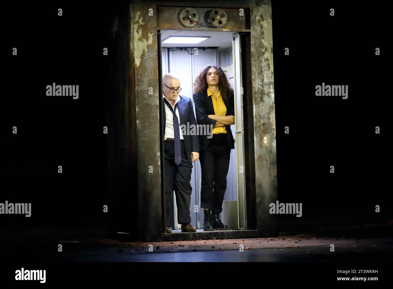 Julia Gräfner als Debuisson, Mann im Fahrstuhl und Isabelle Redfern als ...