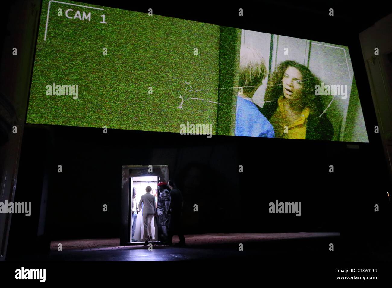 Isabelle Redfern als Frau im Fahrstuhl und Ensemble während der ...