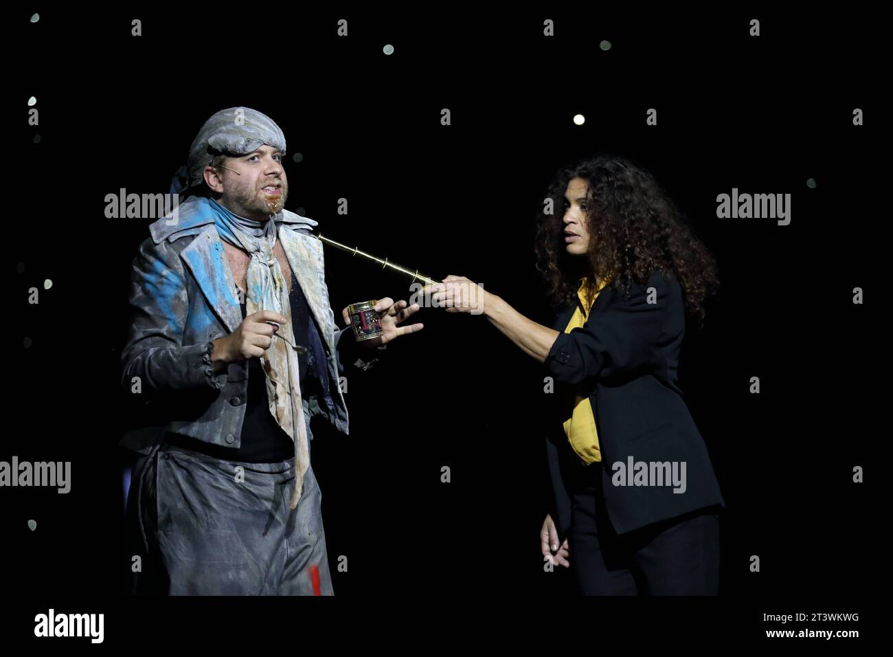 Florian Köhler als Galloudec und Isabelle Redfern als Frau im Fahrstuhl ...