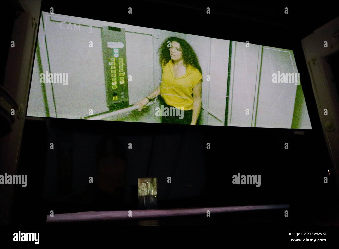 Isabelle Redfern als Frau im Fahrstuhl während der Fotoprobe für das ...