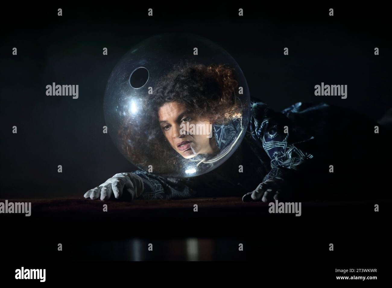 Isabelle Redfern als Frau im Fahrstuhl während der Fotoprobe für das ...