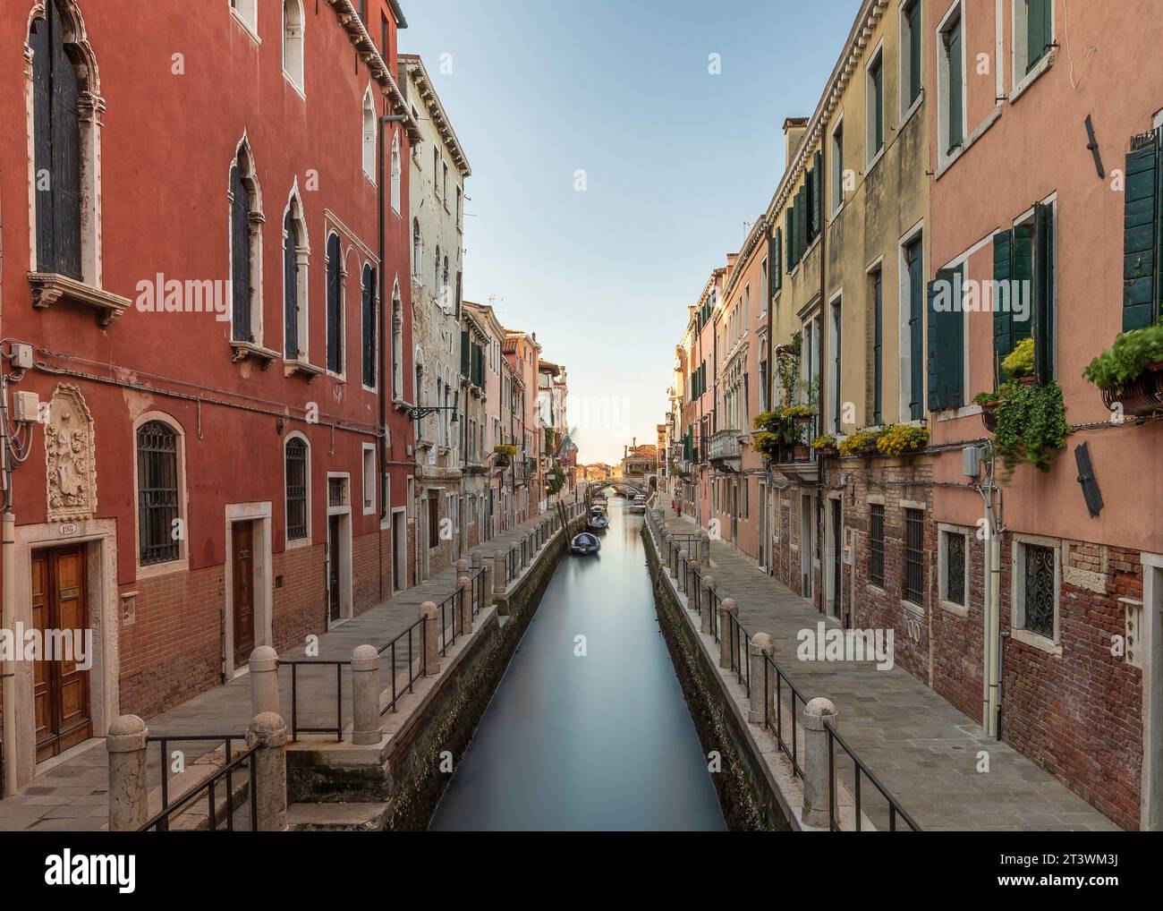 Narrow long canal boats hi-res stock photography and images - Alamy