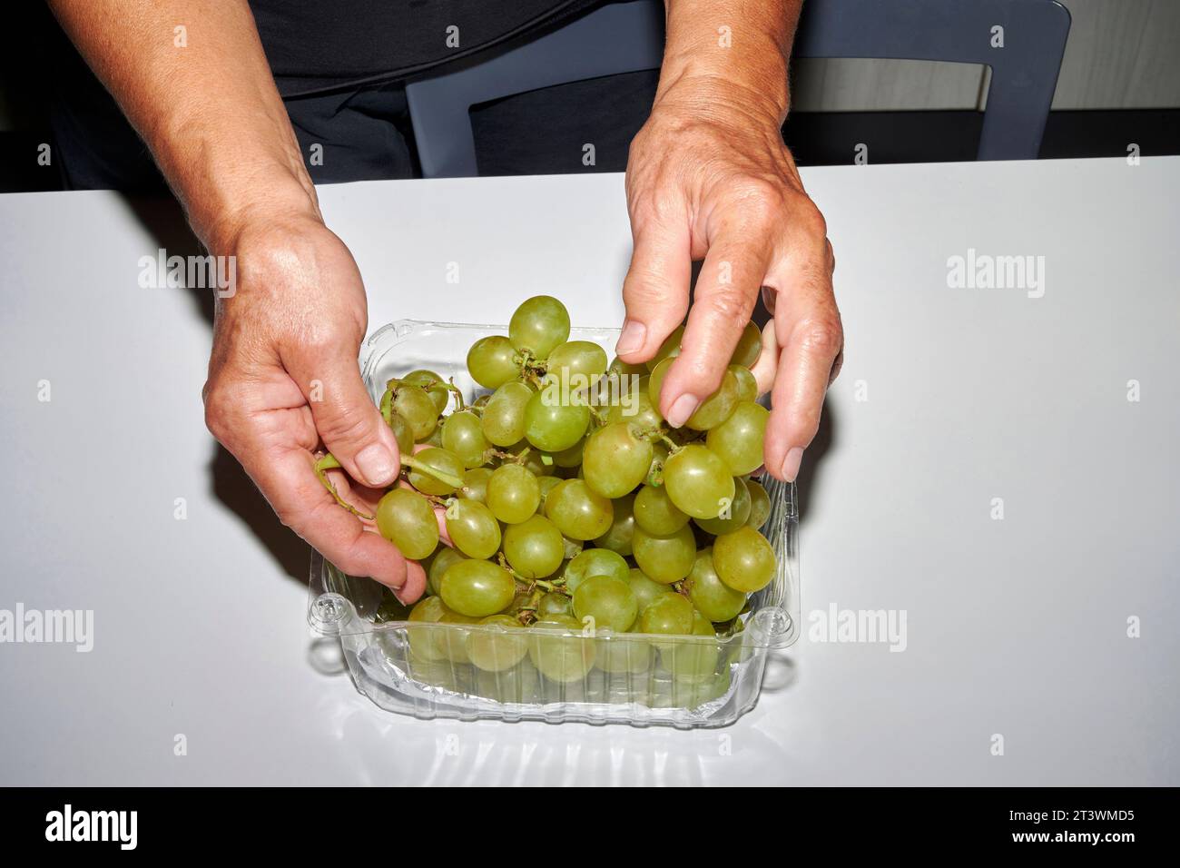 a woman holds grapes in her han Stock Photo - Alamy
