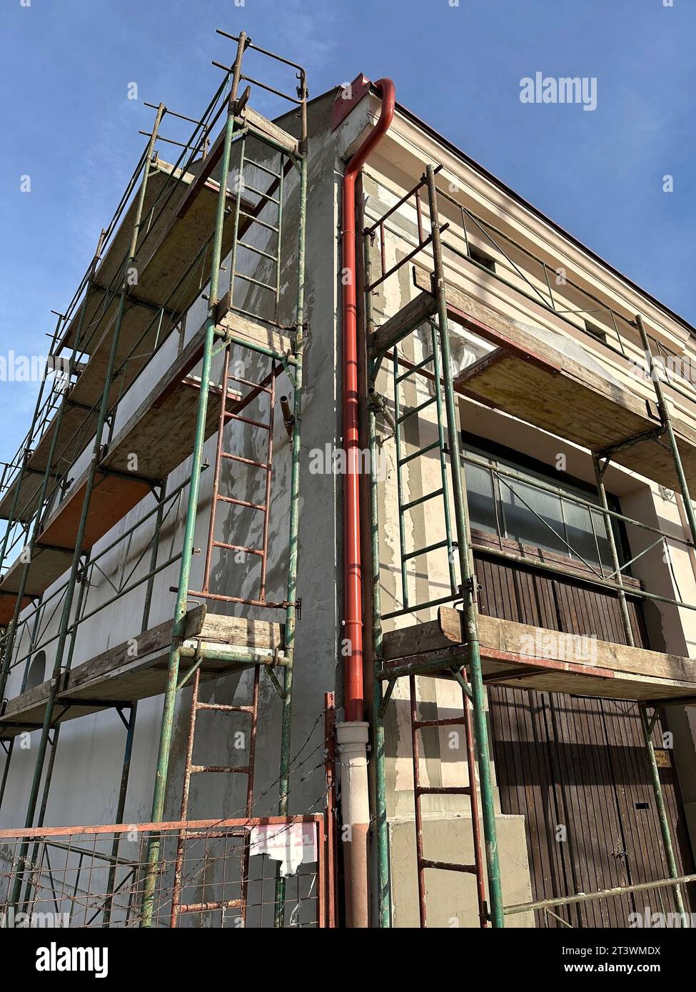 Construction frame next to a building Stock Photo - Alamy