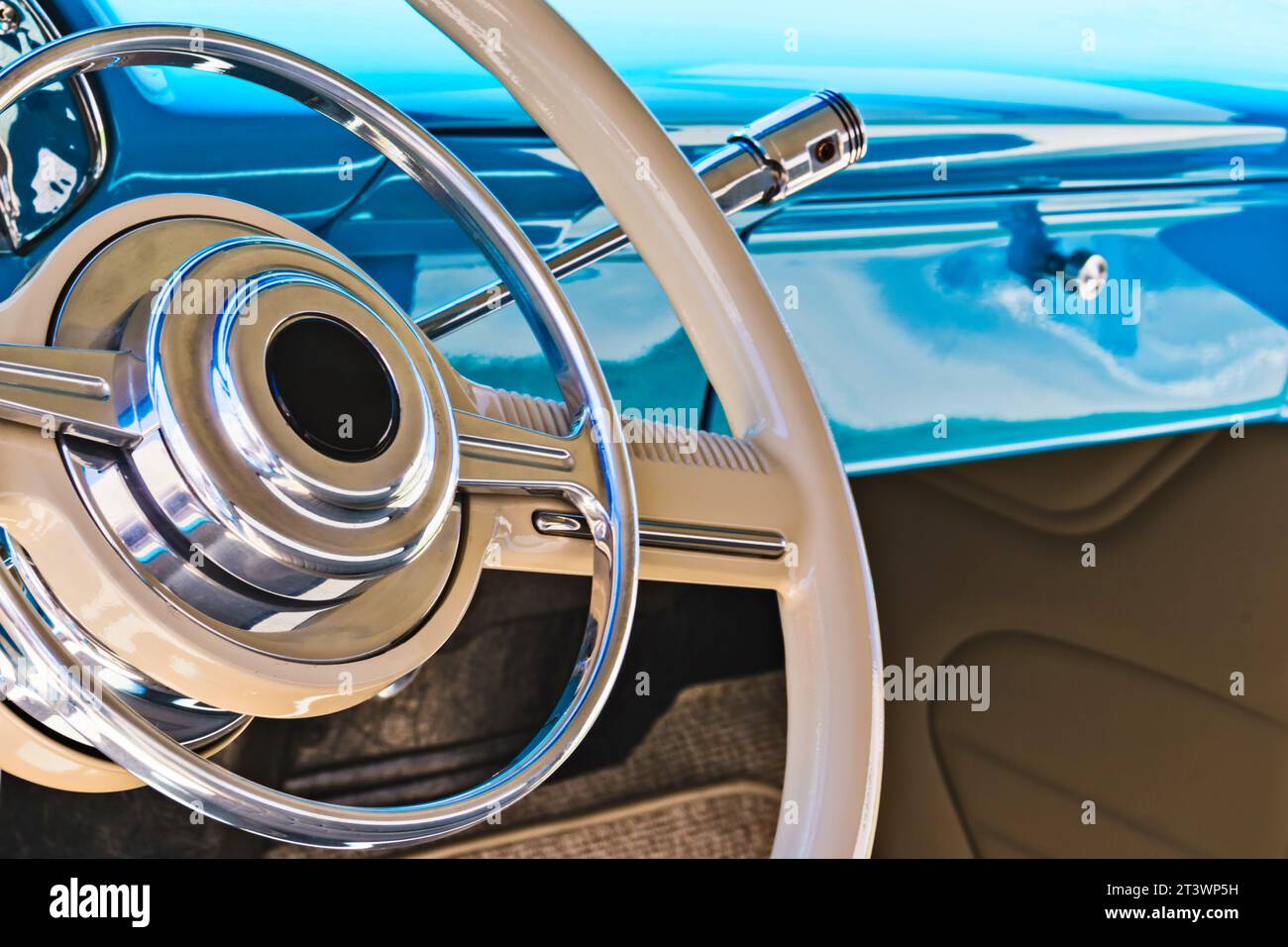 Vintage steering wheel in a classic US car Stock Photo - Alamy