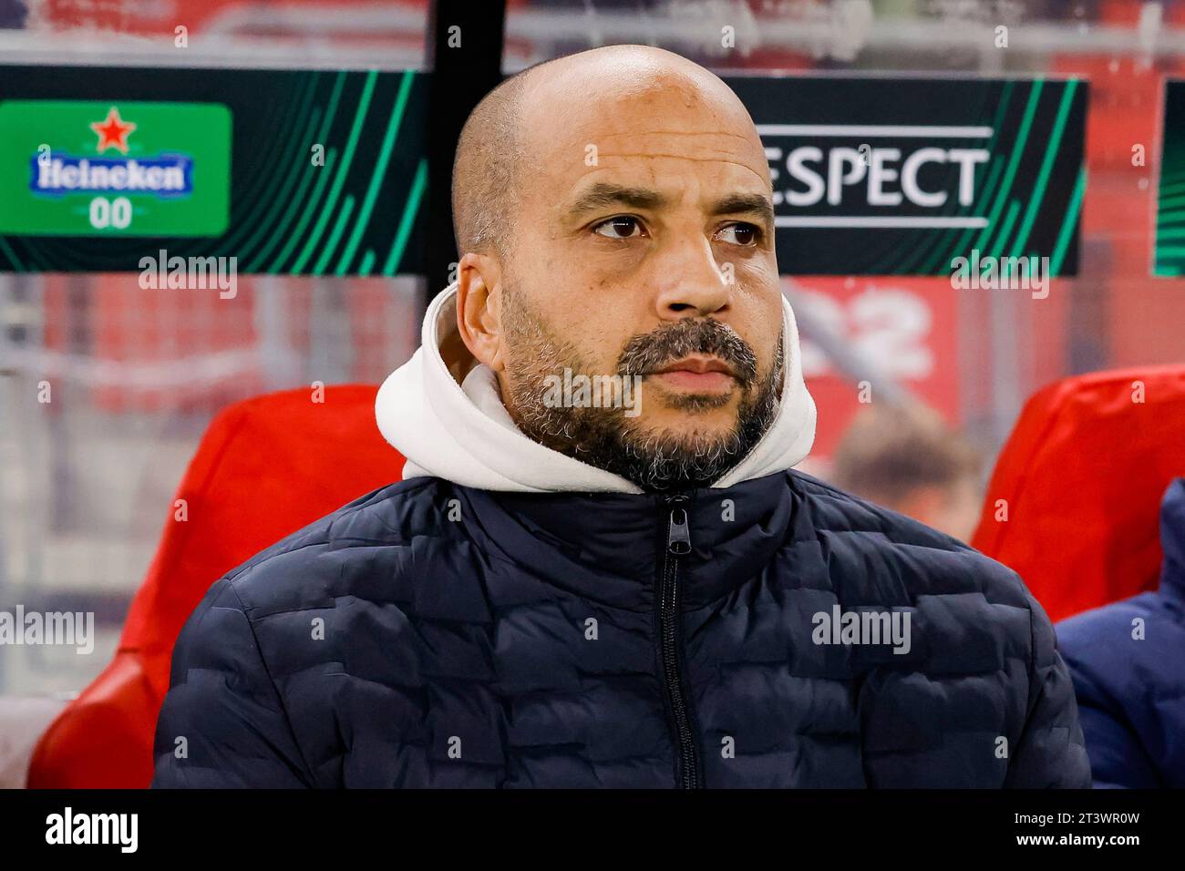 ALKMAAR, NETHERLANDS - OCTOBER 26: head coach Pascal Jansen (AZ Alkmaar ...