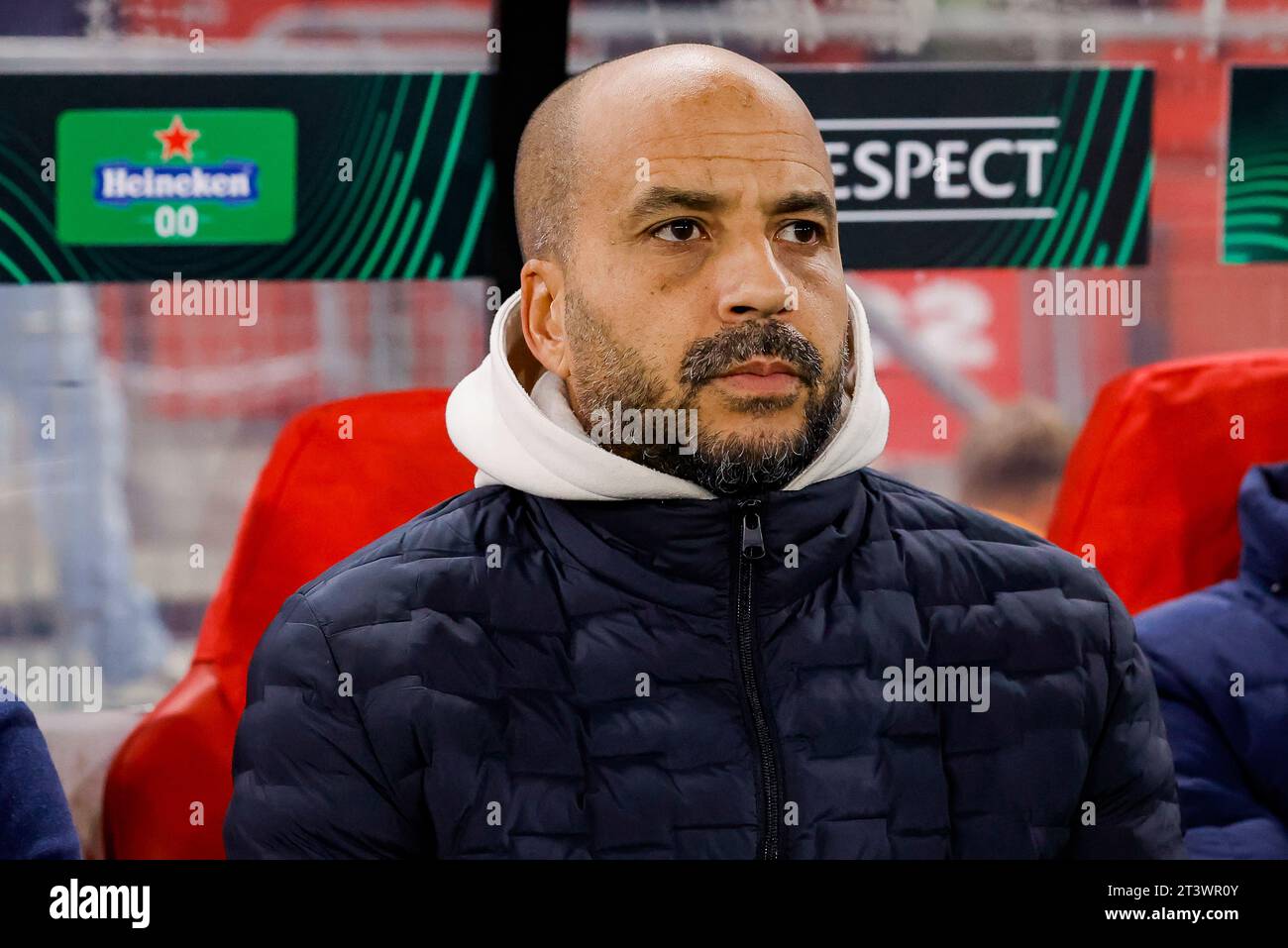 ALKMAAR, NETHERLANDS - OCTOBER 26: head coach Pascal Jansen (AZ Alkmaar ...