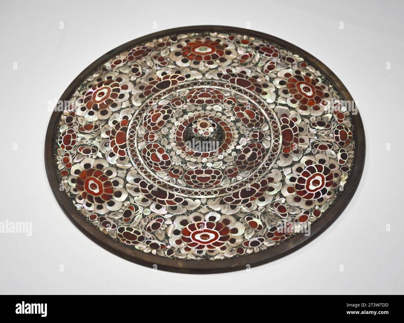 Photo shows a "heiraden haino enkyo" round mirror decorated with mother ...