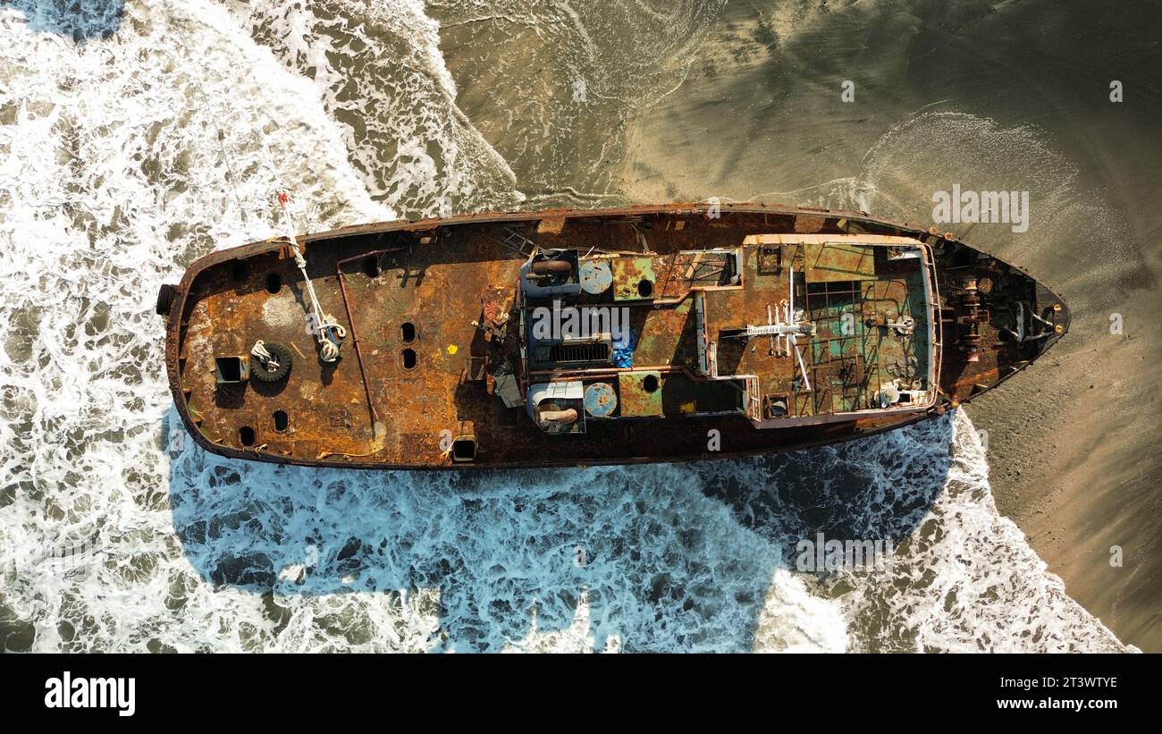 Top-down view of sunken ship covered with rust. Shipwreck in the ocean ...