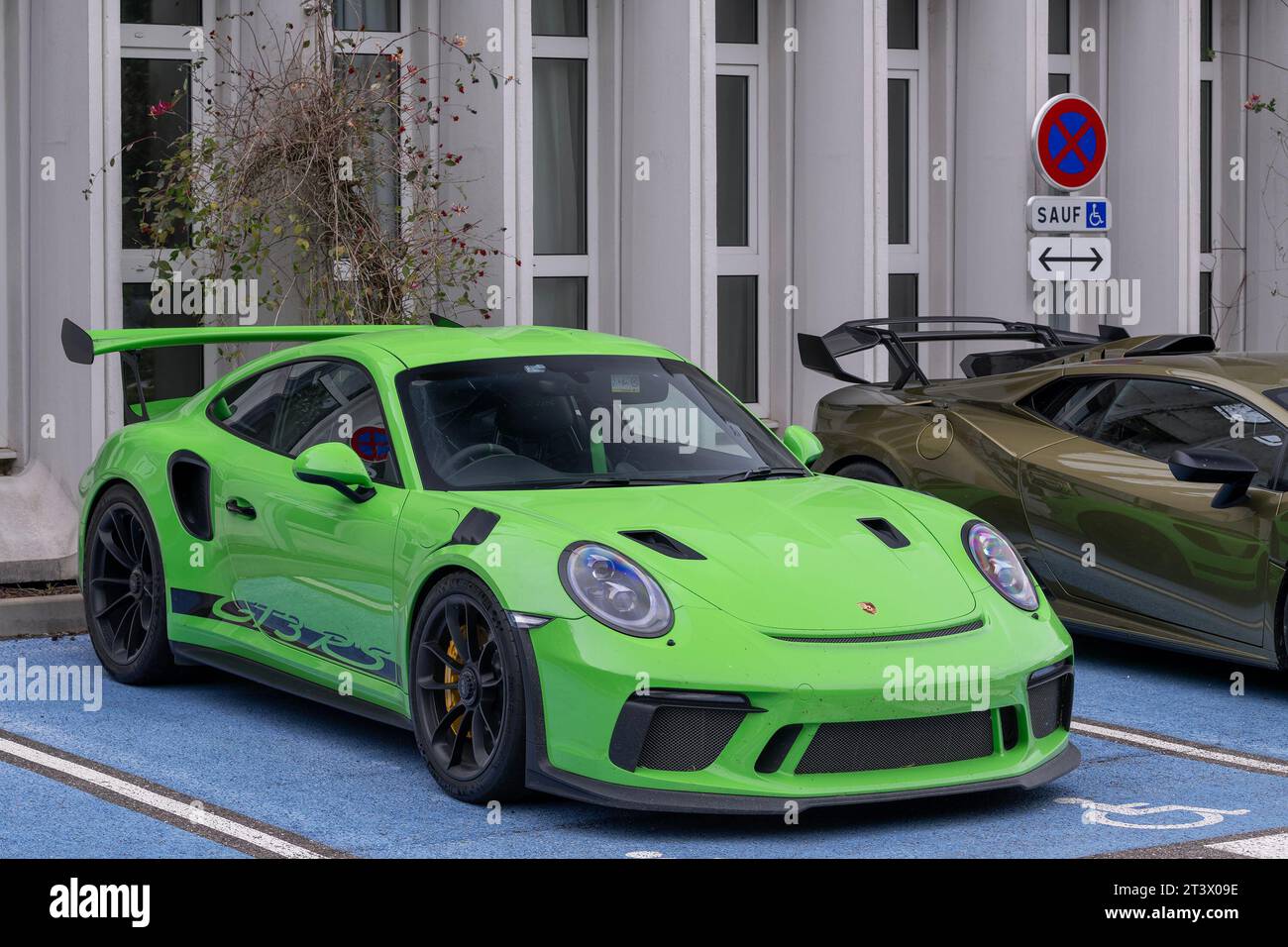 Green Porsche 991 GT3 RS MkII parked on the street Stock Photo - Alamy
