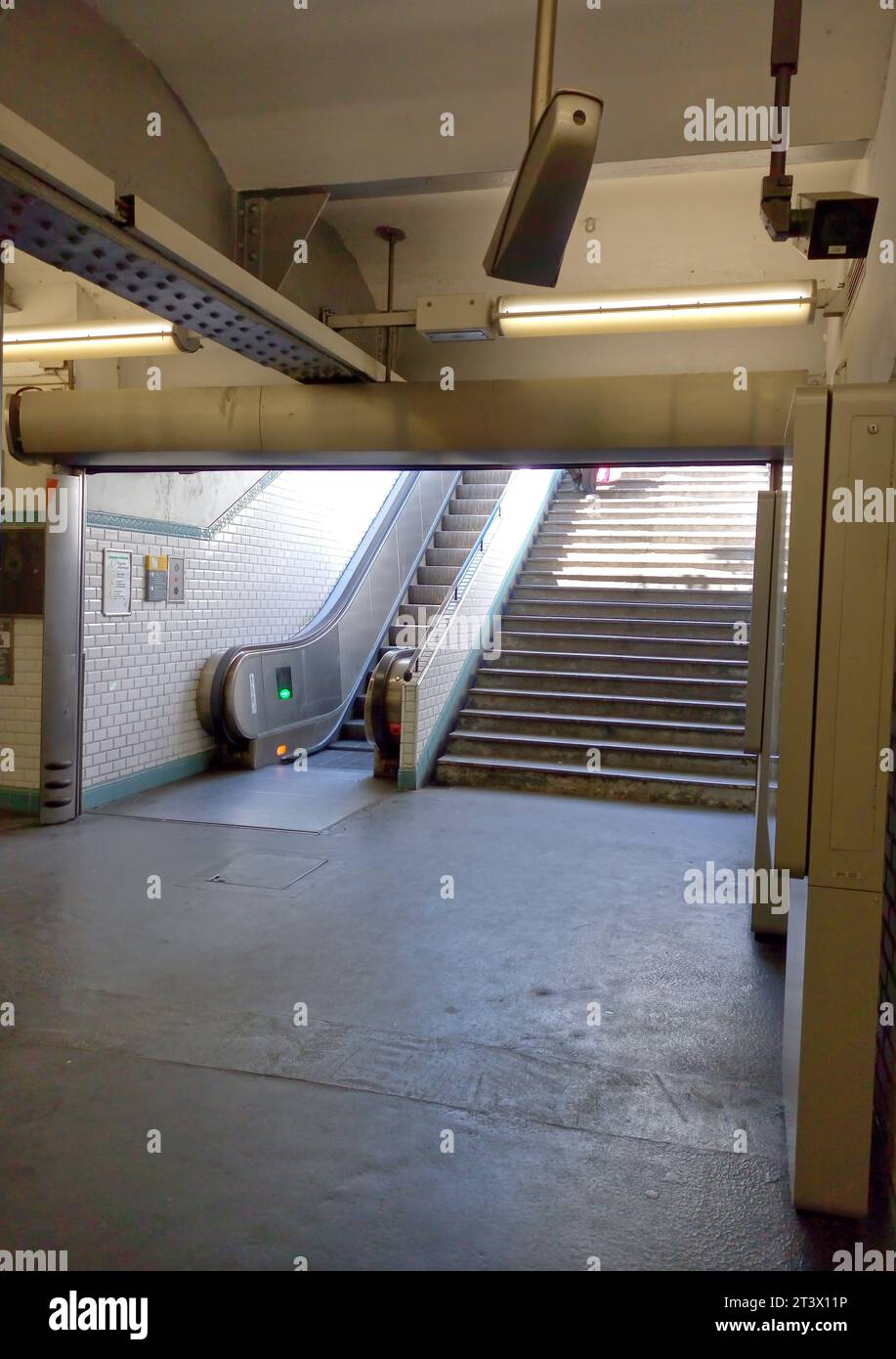 Entrance to Paris subway, European metropolitain Stock Photo - Alamy