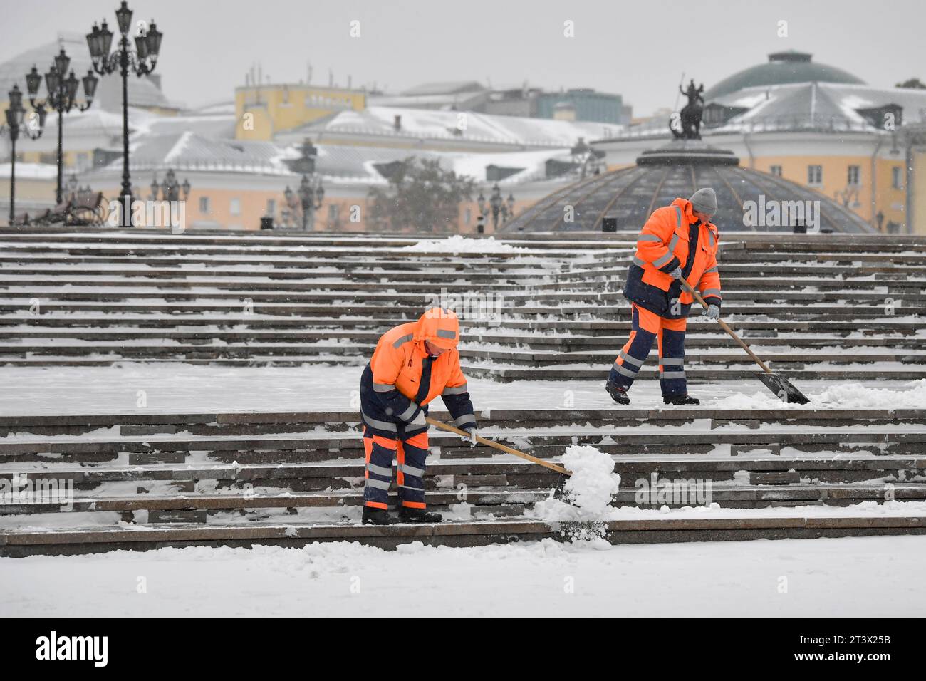 Moscow, Russia. 27th Oct, 2023. Sanitation workers clean up snow in ...