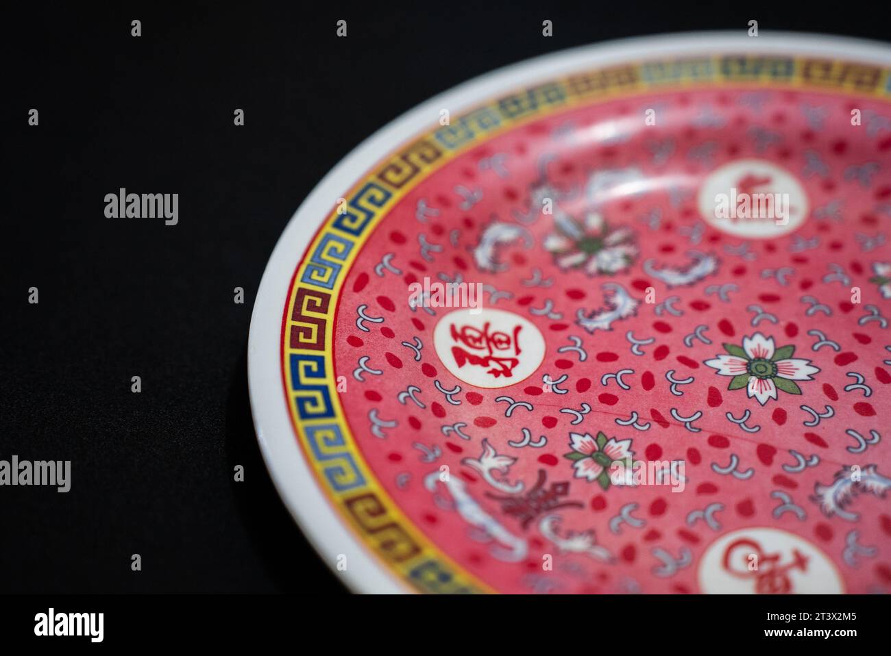 Red Traditional Chinese Plate in Indonesia. Piring merah chinese ...