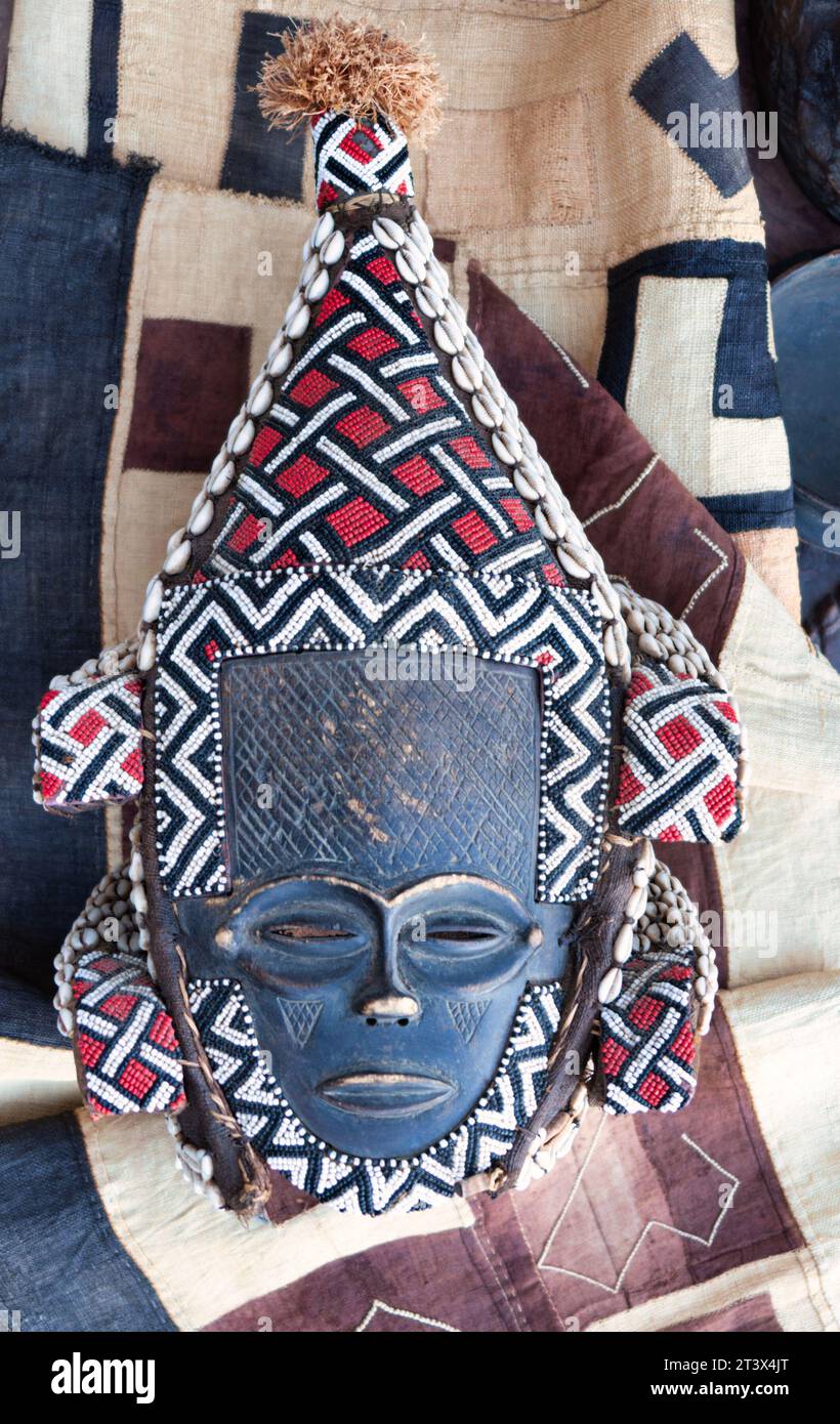 Old african mask hi-res stock photography and images - Alamy