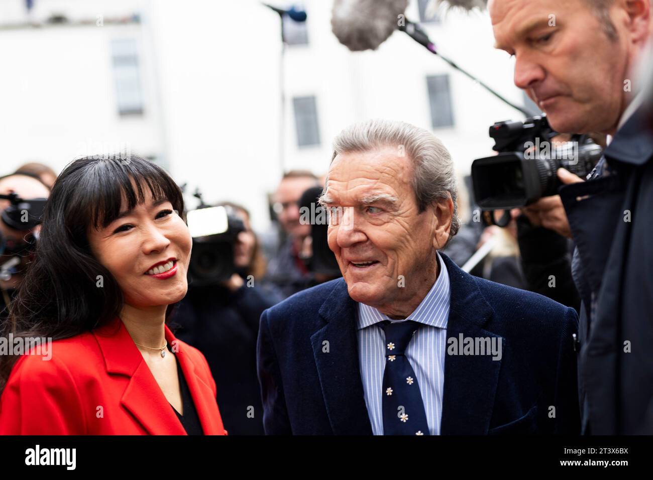 Hanover, Germany. 27th Oct, 2023. Gerhard Schröder (r), former German ...