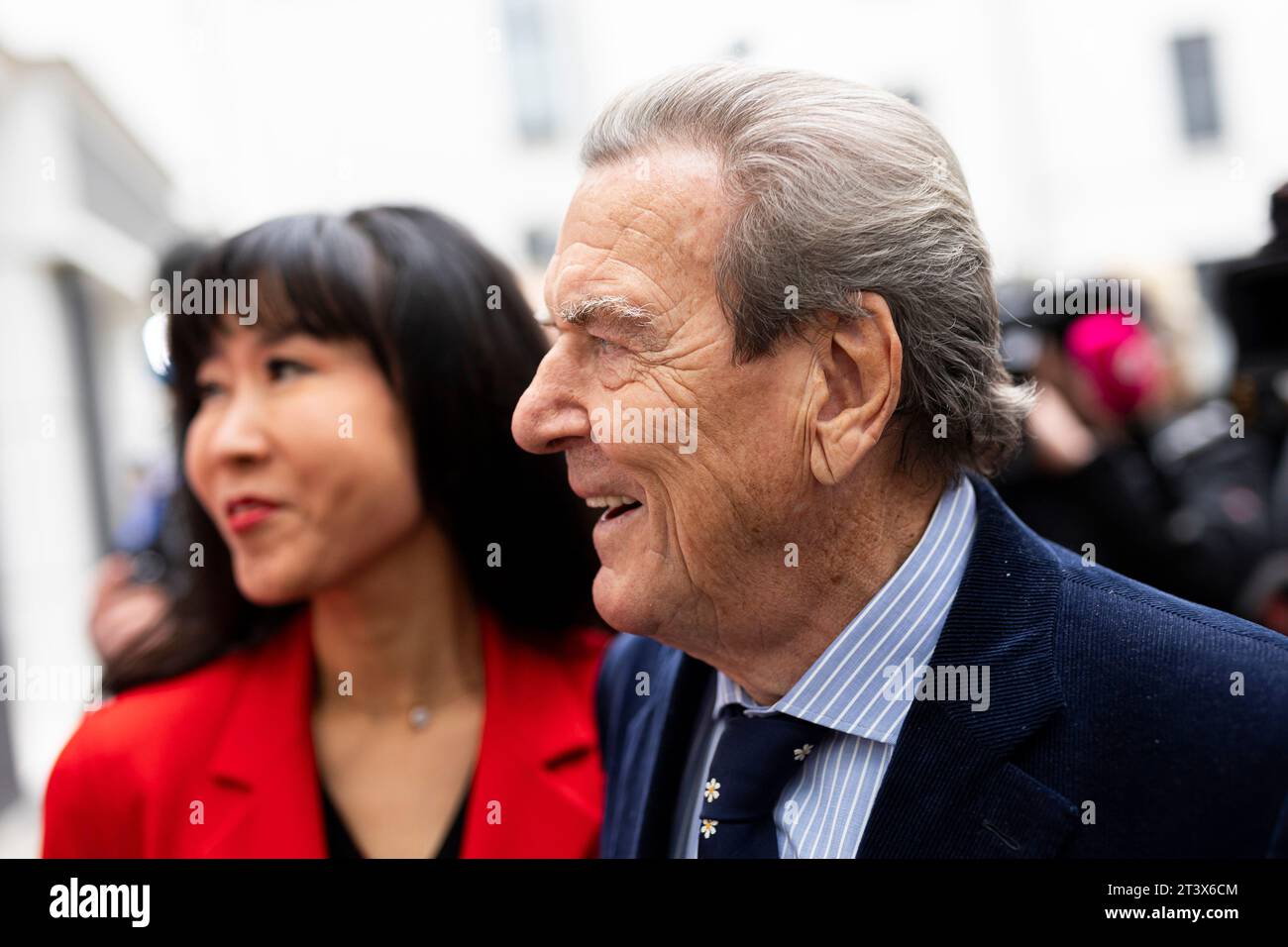 Hanover, Germany. 27th Oct, 2023. Gerhard Schröder (r), former German ...