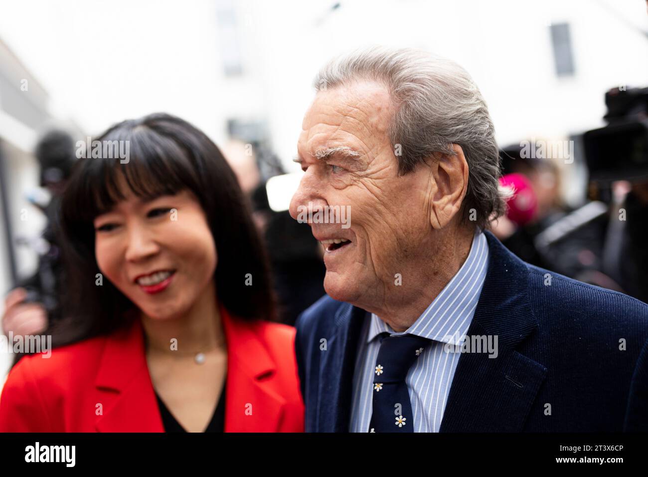 Hanover, Germany. 27th Oct, 2023. Gerhard Schröder (r), former German ...