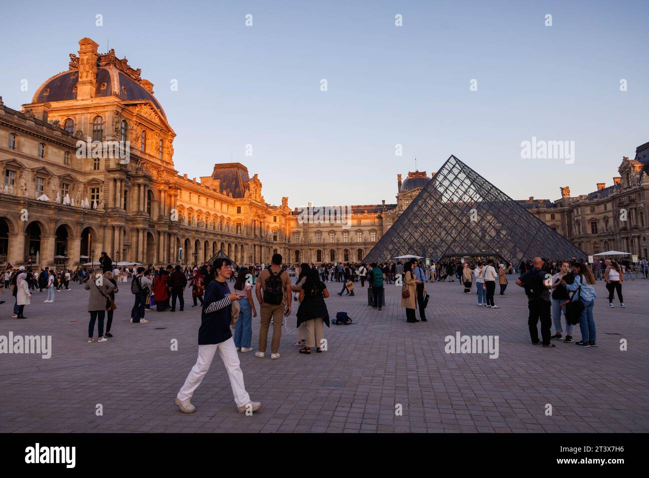 Outside the louvre hi-res stock photography and images - Alamy