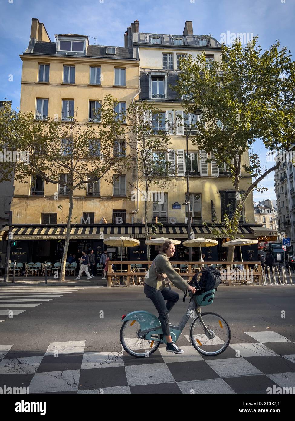 Paris cyclist in landmark hi-res stock photography and images - Alamy