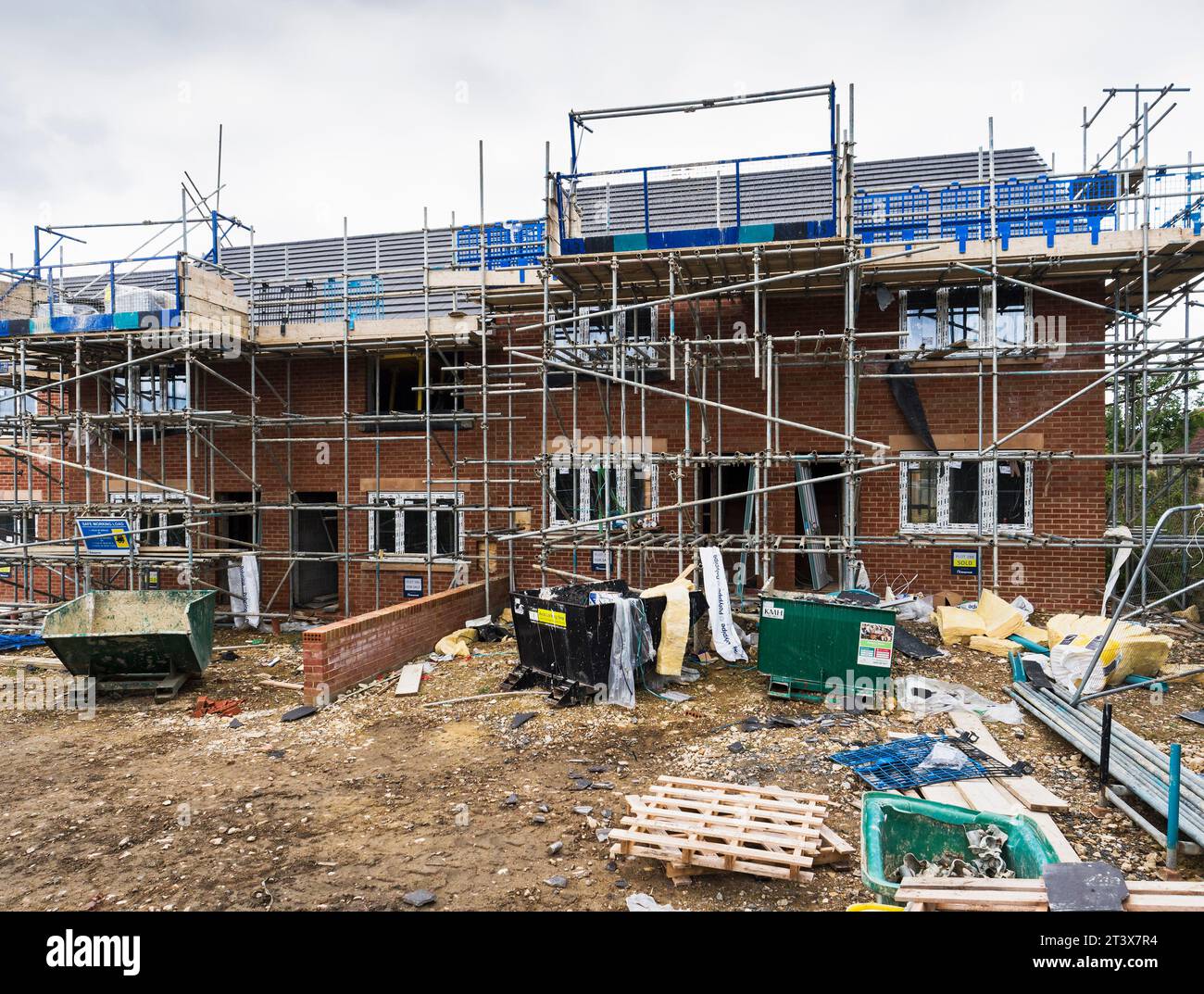 Scaffolding and bricks hi-res stock photography and images - Alamy