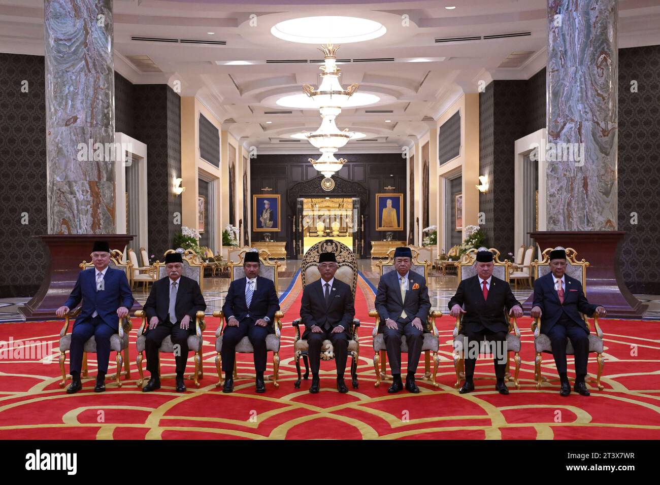 From left to right, Sultan Nazrin Muizzuddin Shah of Perak, Sultan ...