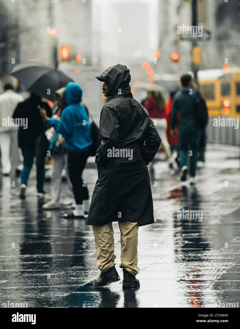people walking in the rain street Manhattan New York Stock Photo - Alamy