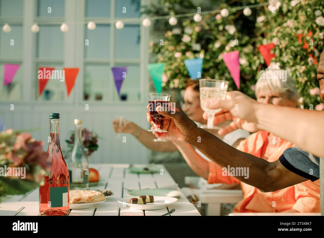 Men in the sun hi-res stock photography and images - Alamy