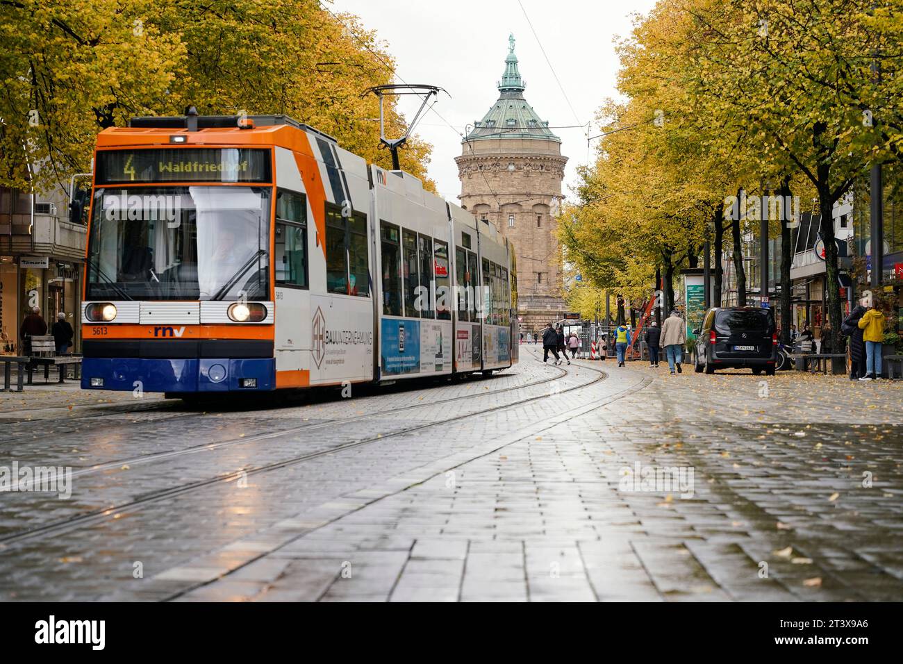 PRODUCTION - 27 October 2023, Baden-Württemberg, Mannheim: A streetcar ...