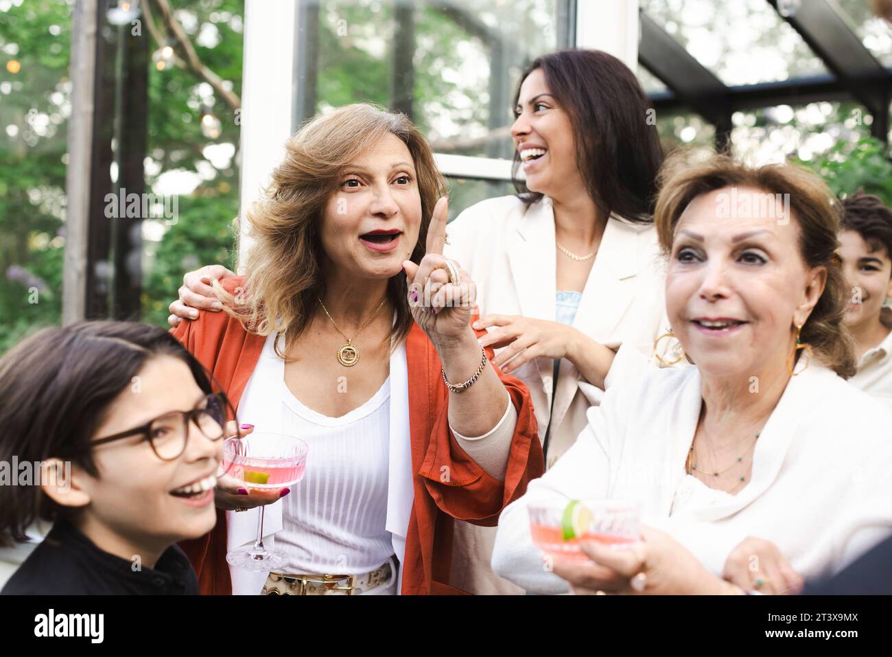 People out enjoying summer hi-res stock photography and images - Alamy
