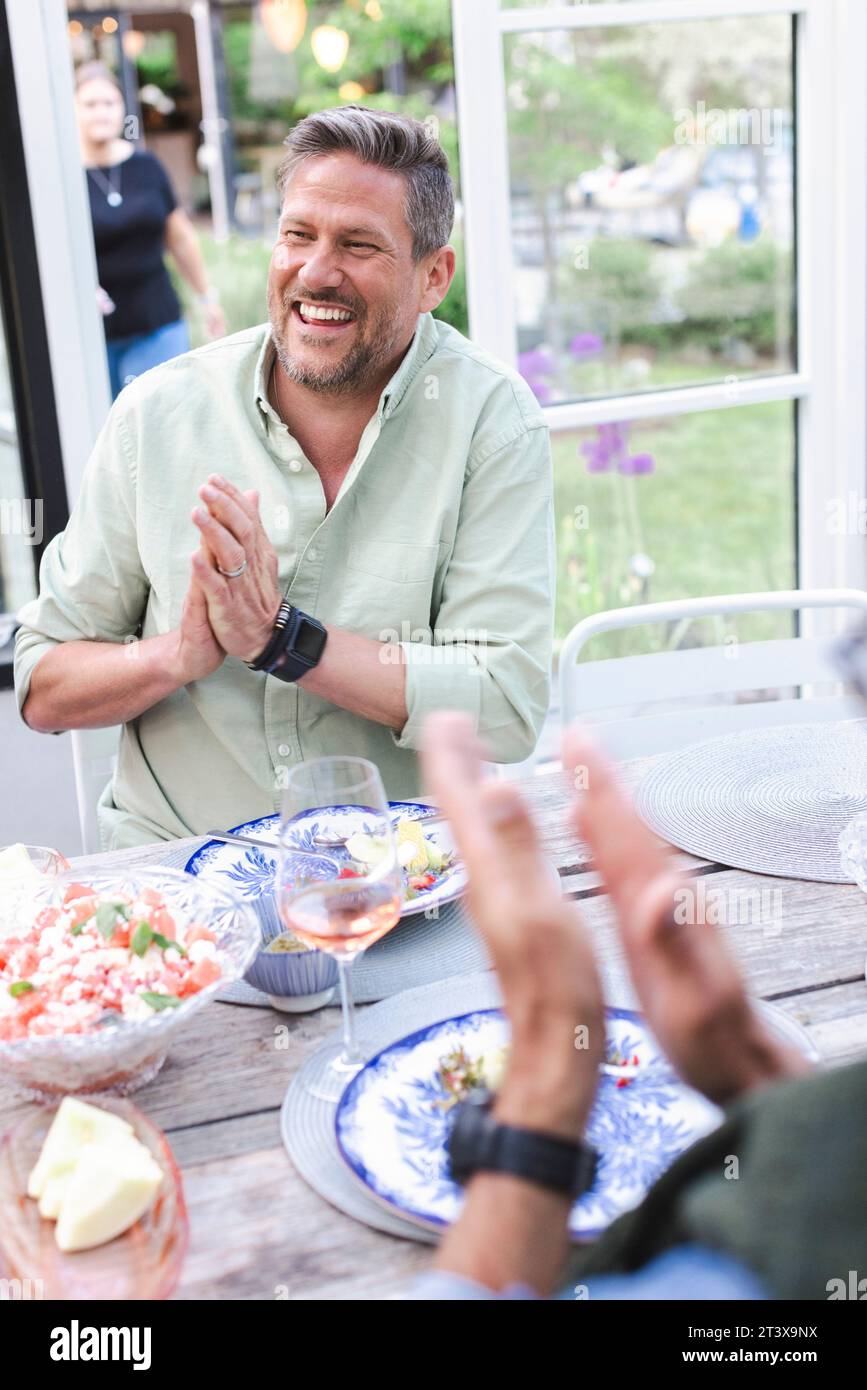 Man clapping dinner party hi-res stock photography and images - Alamy