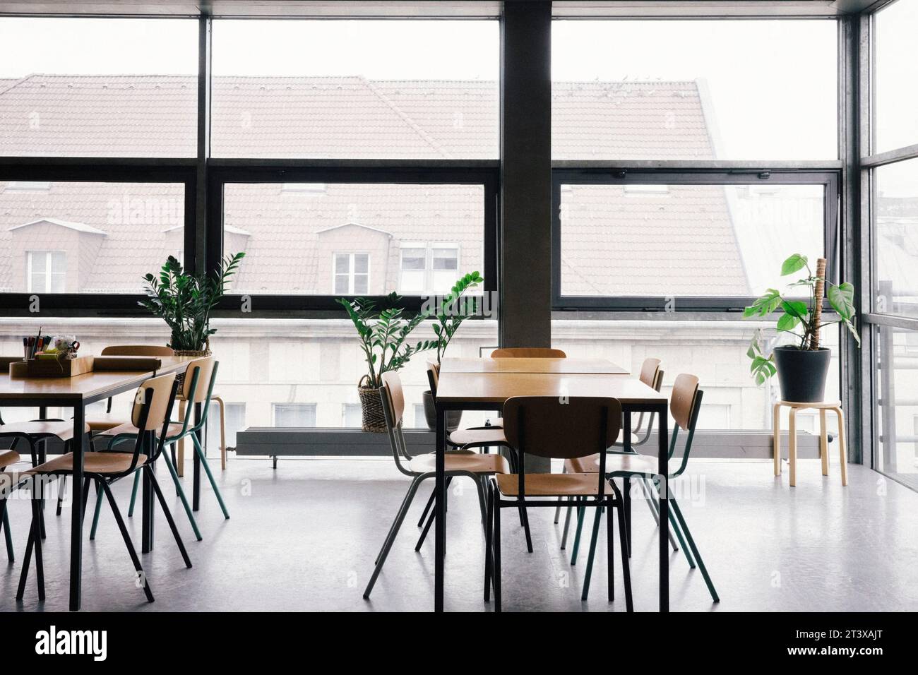 Empty office desks hi-res stock photography and images - Alamy