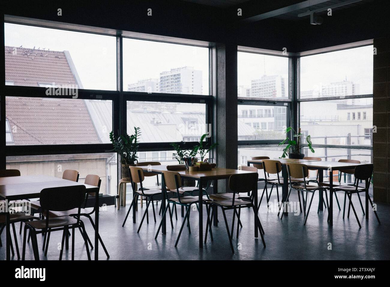 Empty desks hi-res stock photography and images - Alamy