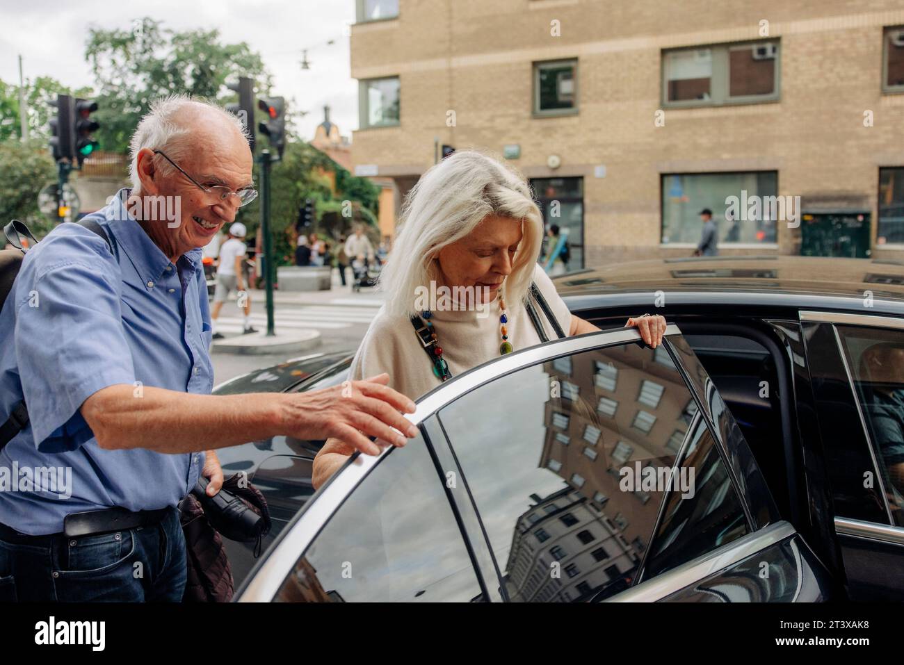 People getting on city hi-res stock photography and images - Alamy