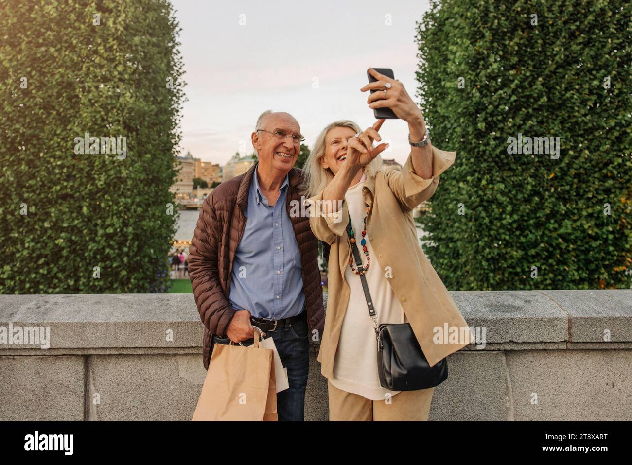 Man leaning on railing hi-res stock photography and images - Alamy