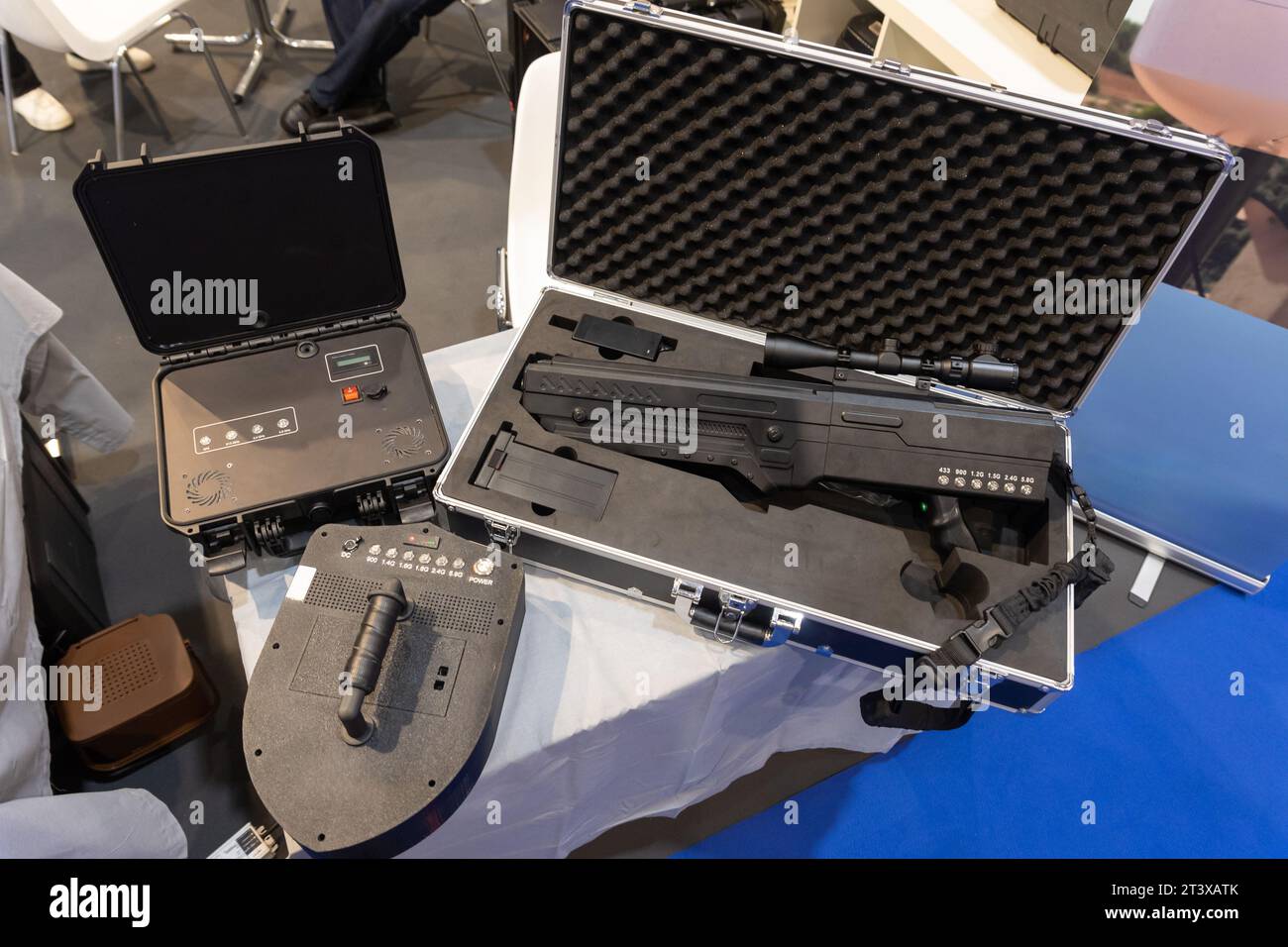 Anti drone rifle hi-res stock photography and images - Alamy